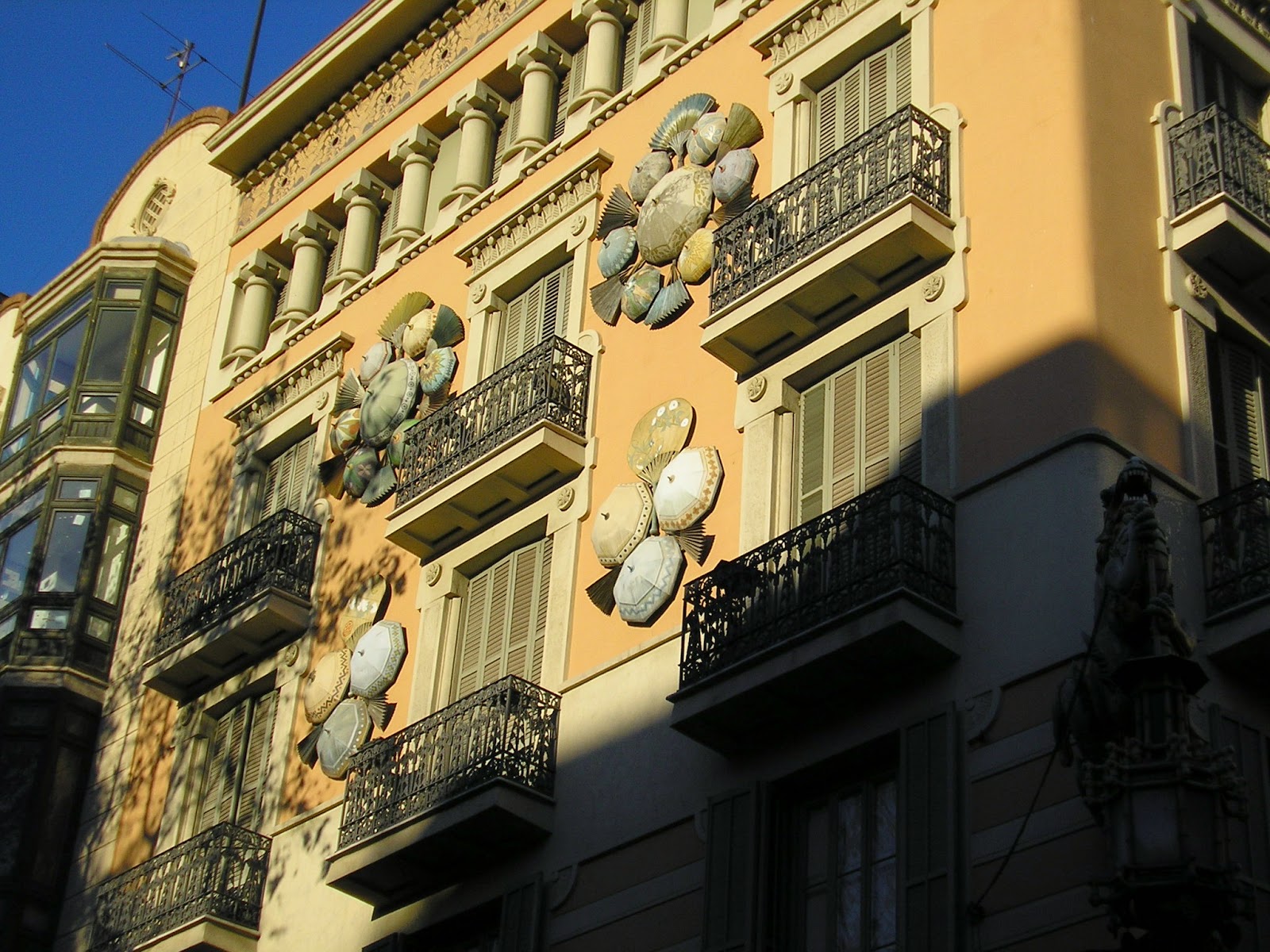 itinerari artistici e culturali: La casa degli ombrelli a Barcellona ...
