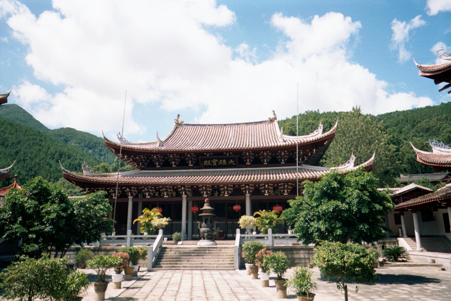 Leaving for the Rising Sun: Chinese Zen Master Yinyuan and the ...