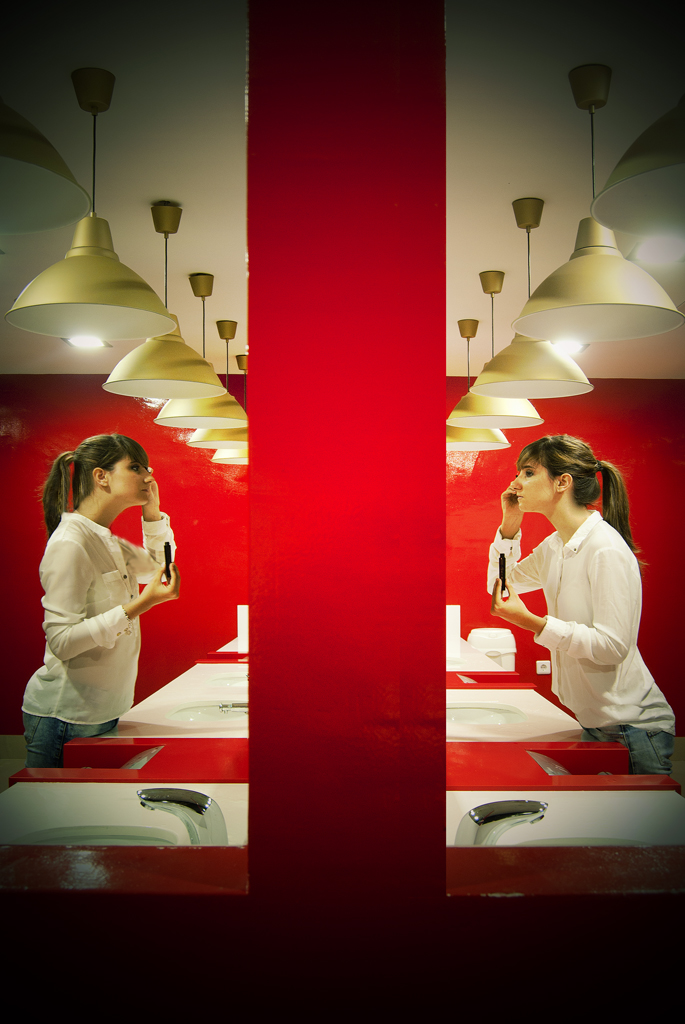 GREAT STYLING: false mirror