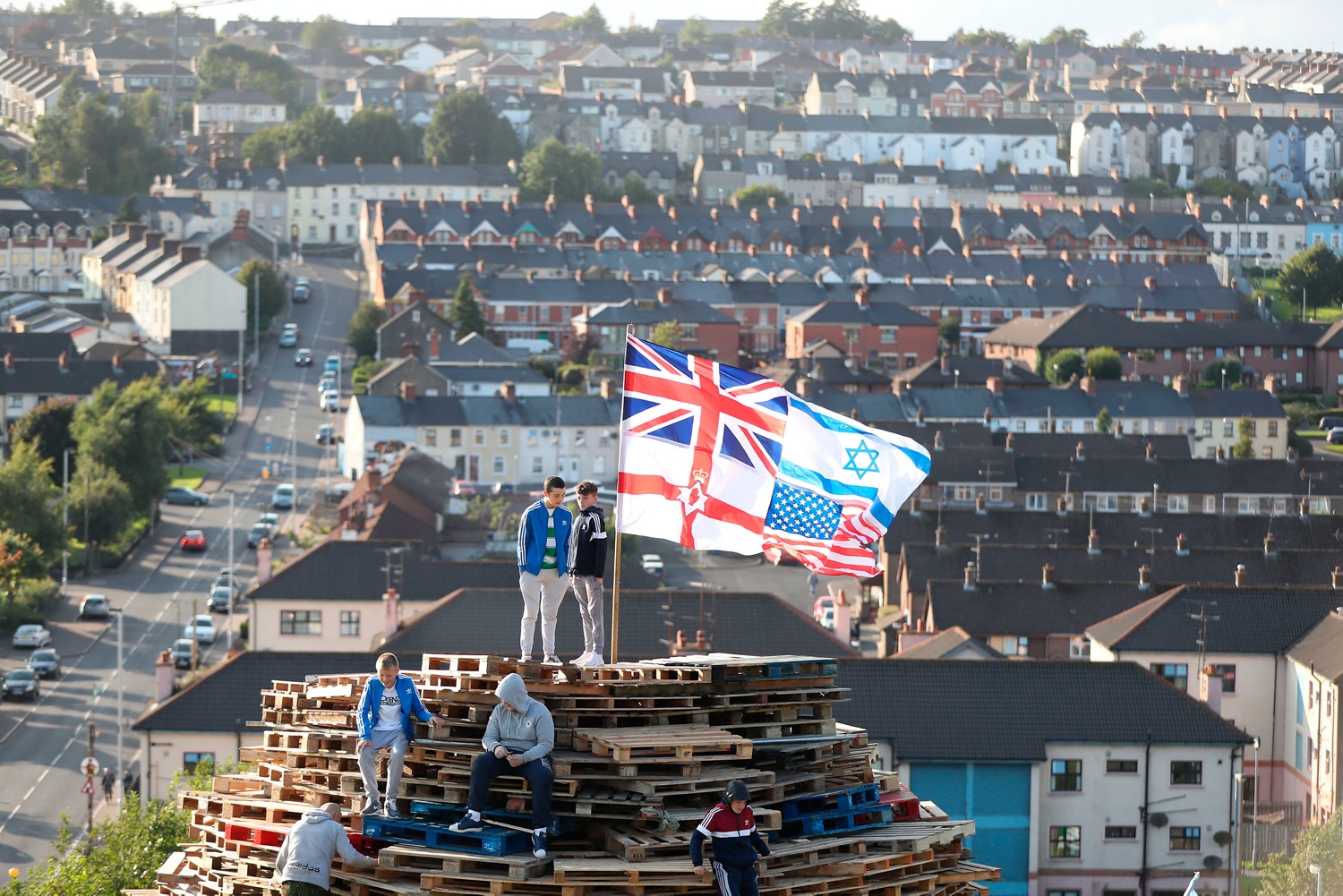 El norte de Irlanda: Las bonfires republicanas en Derry arden entre ...