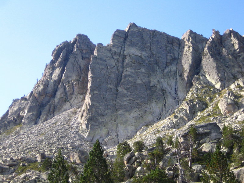 Benvinguts al Paradís: **** Esperó Esmolat, 280m, V, Agulles de Dellui ...