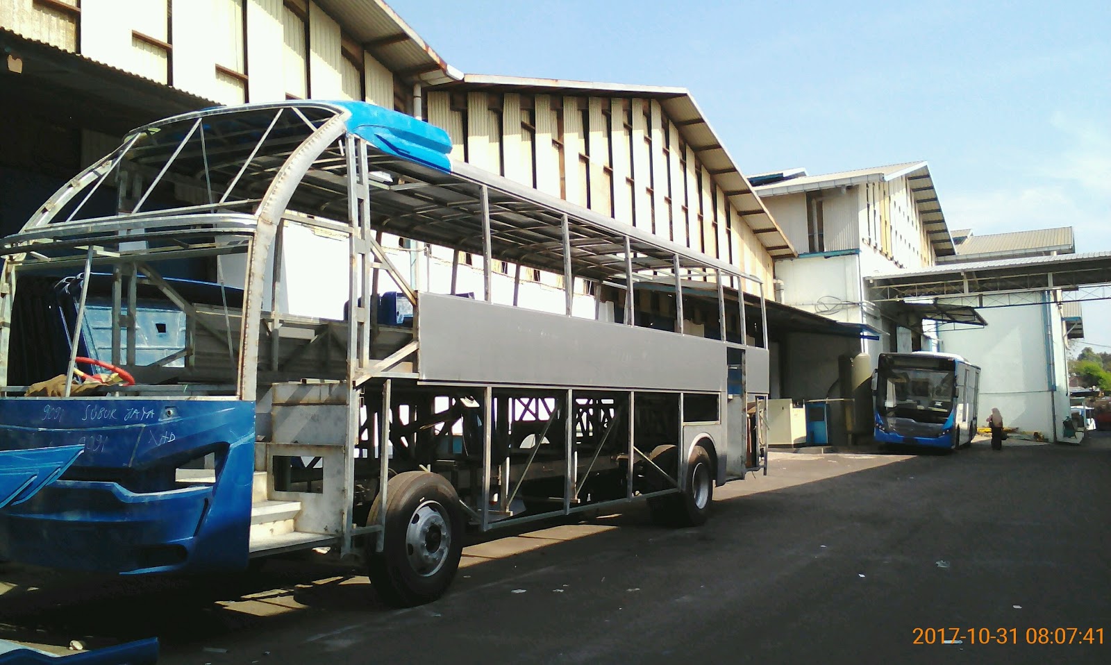 Melihat Bus Baru Di Karoseri Laksana
