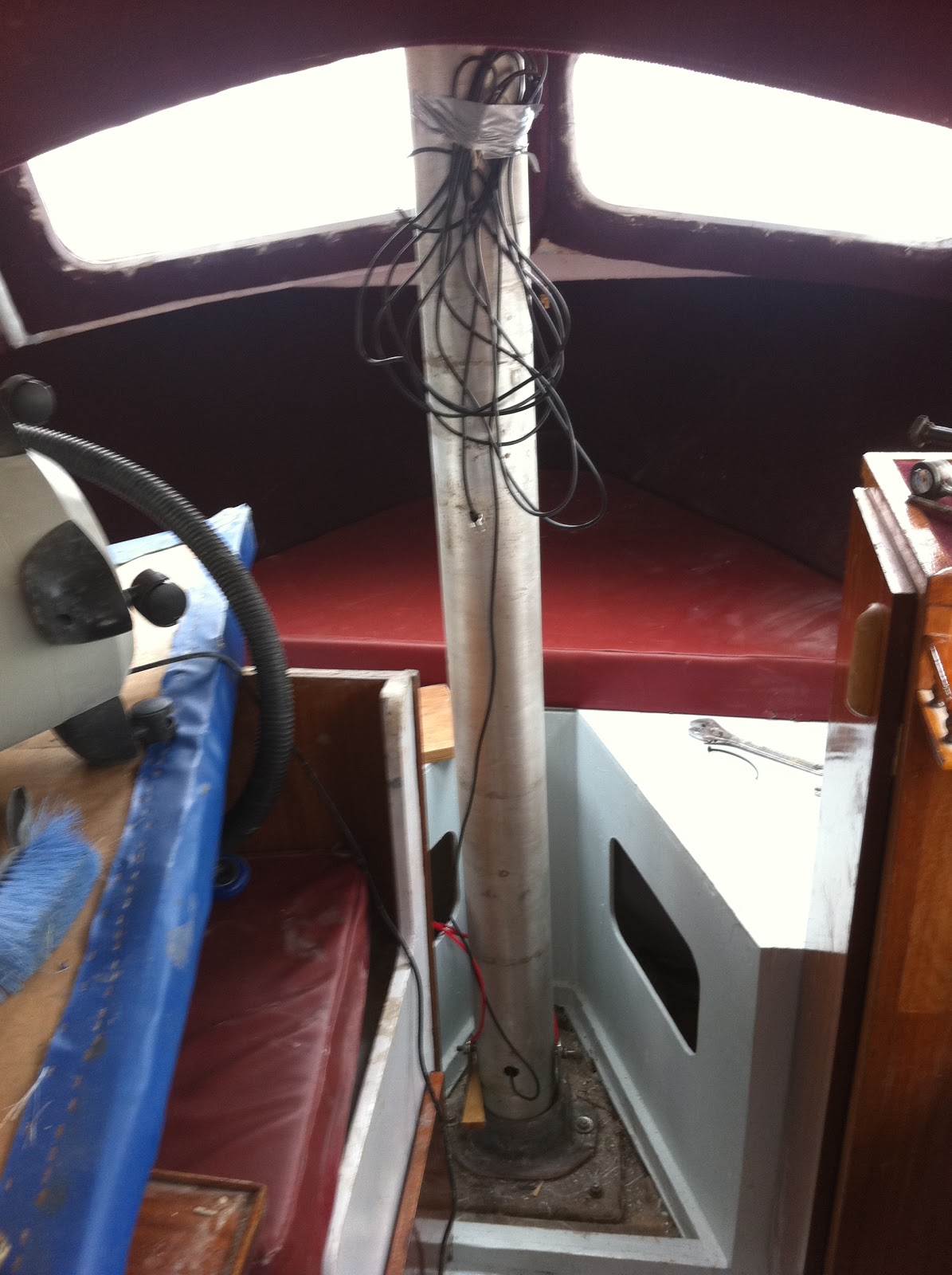 Bobtail's Conversion to Junk Rig: (10) Fitting the mast