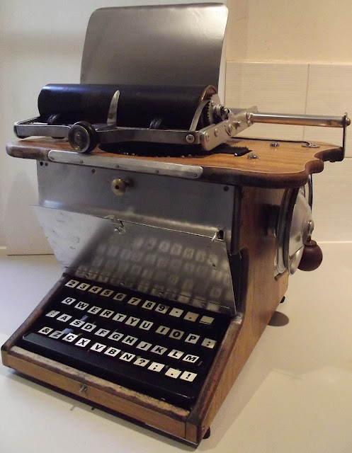 oz.Typewriter: 100 Typewriters for Exhibition