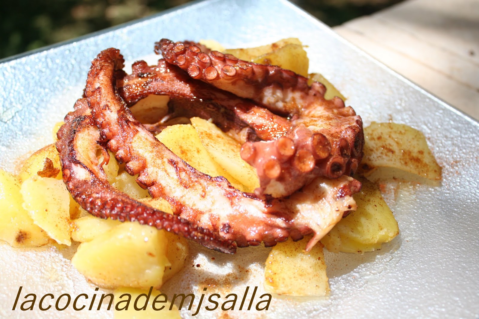 PULPO COCIDO AL ESTILO GALLEGO.