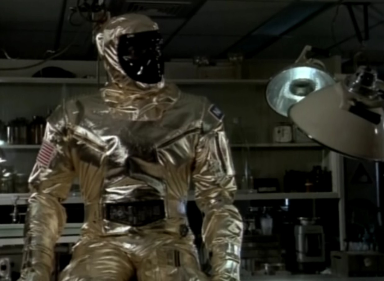 roboman acordando o filme conta com furos no roteiro e