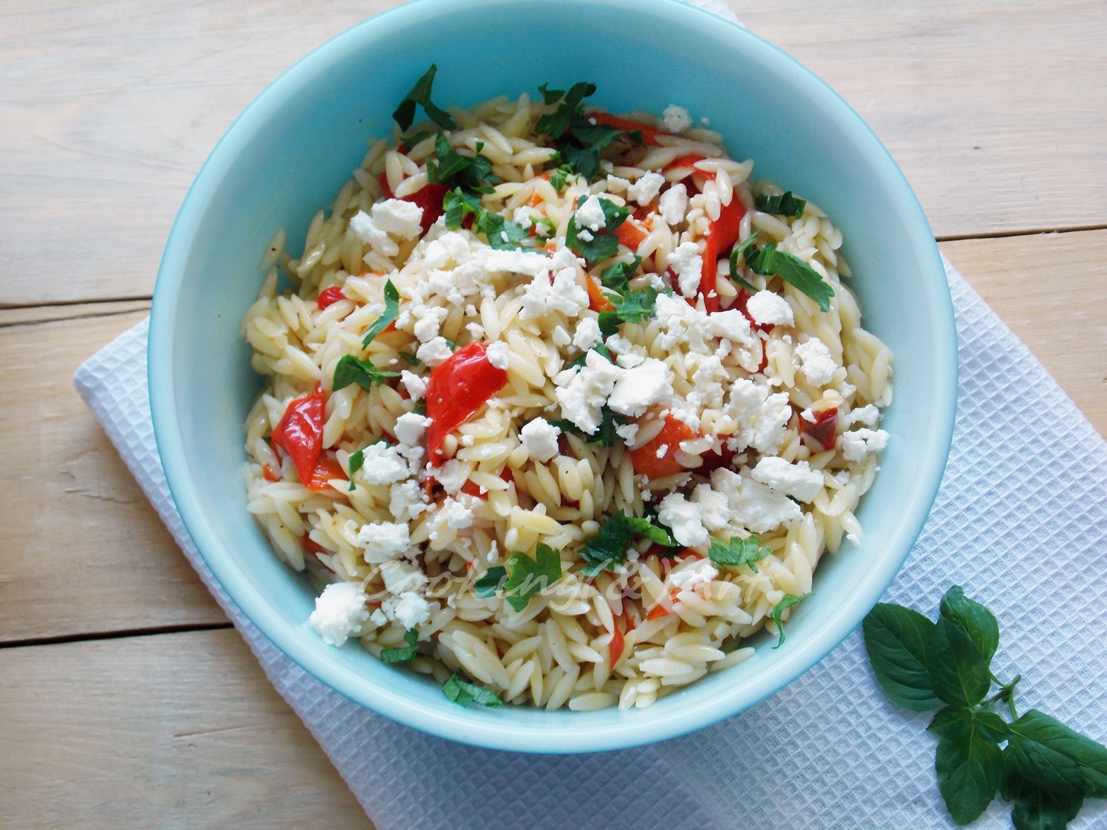 Σαλάτα με κριθαράκι, ψητές πιπεριές & φέτα / Salad with orzo, roasted ...