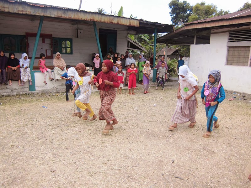 PEMBUATAN ALAT PERMAINAN TRADISIONAL TEROMPAH PANJANG (BAKIAK) DAN ...