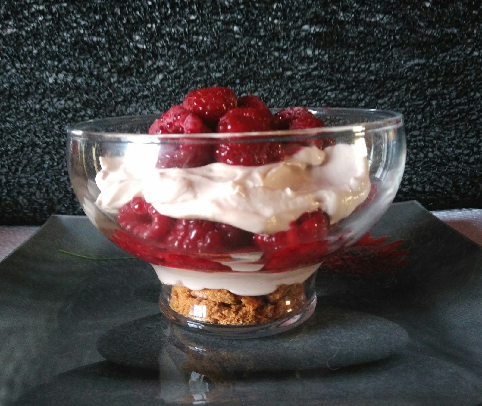 Du bonheur... Framboises , mascarpone sur brisure de speculoos...
