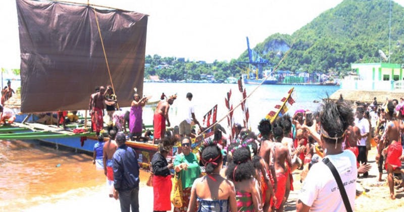 Wairon, Perahu Tradisional Biak Sandar Di Dok II Jayapura - #PapuaUS ...