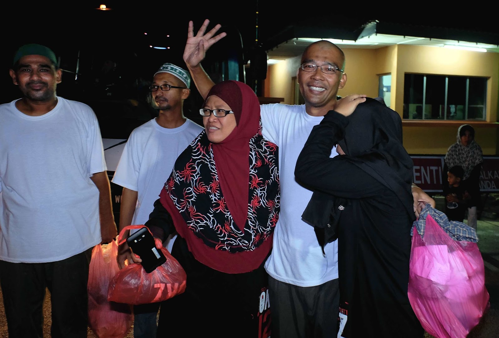 11 aktivis dapat pengampunan diraja dibebaskan - Malaysia is Malaysia