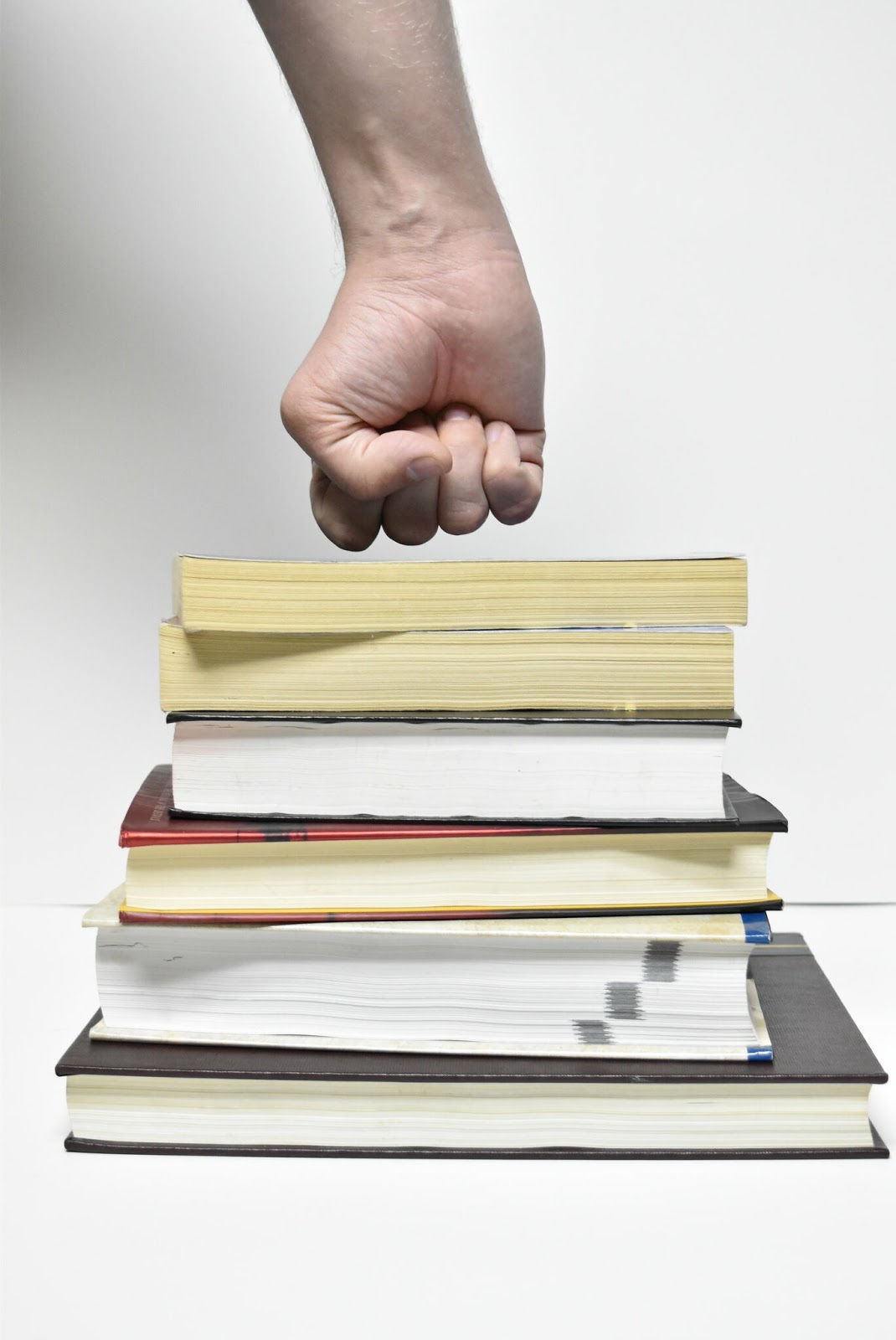 "Hit the books" nghĩa là gì?