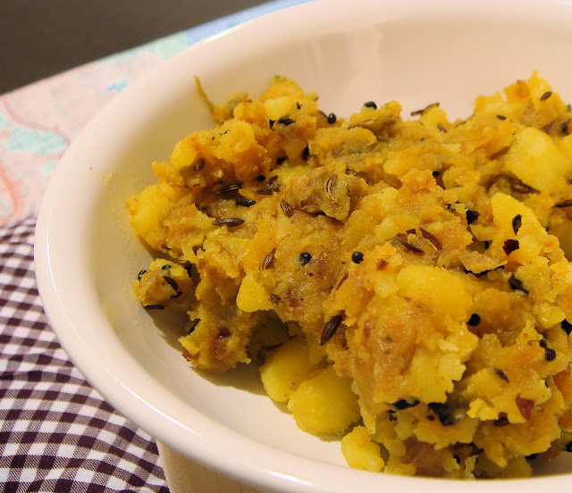 greenhorn gourmande: Sookhe aloo- Samosa Potato Filling