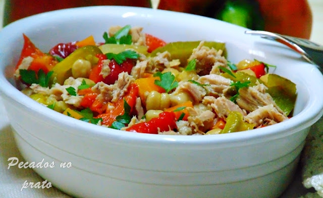 Salada de atum com grão e pimentos - Receitas de pecados no prato