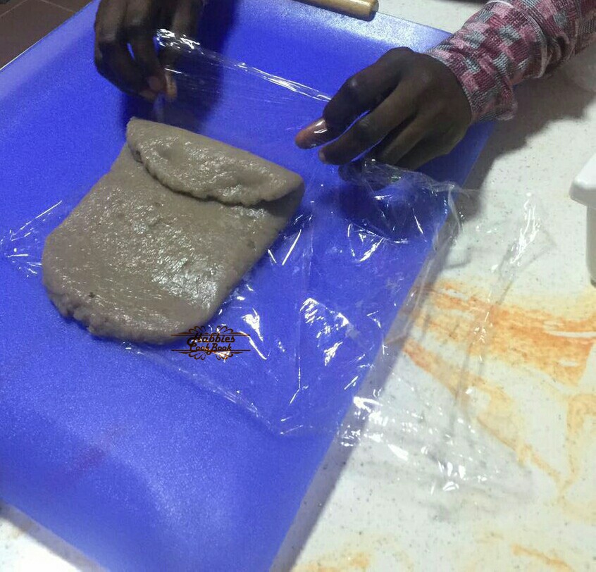 Habbies CookBook: HOW TO MAKE EBA / AMALA ROLL