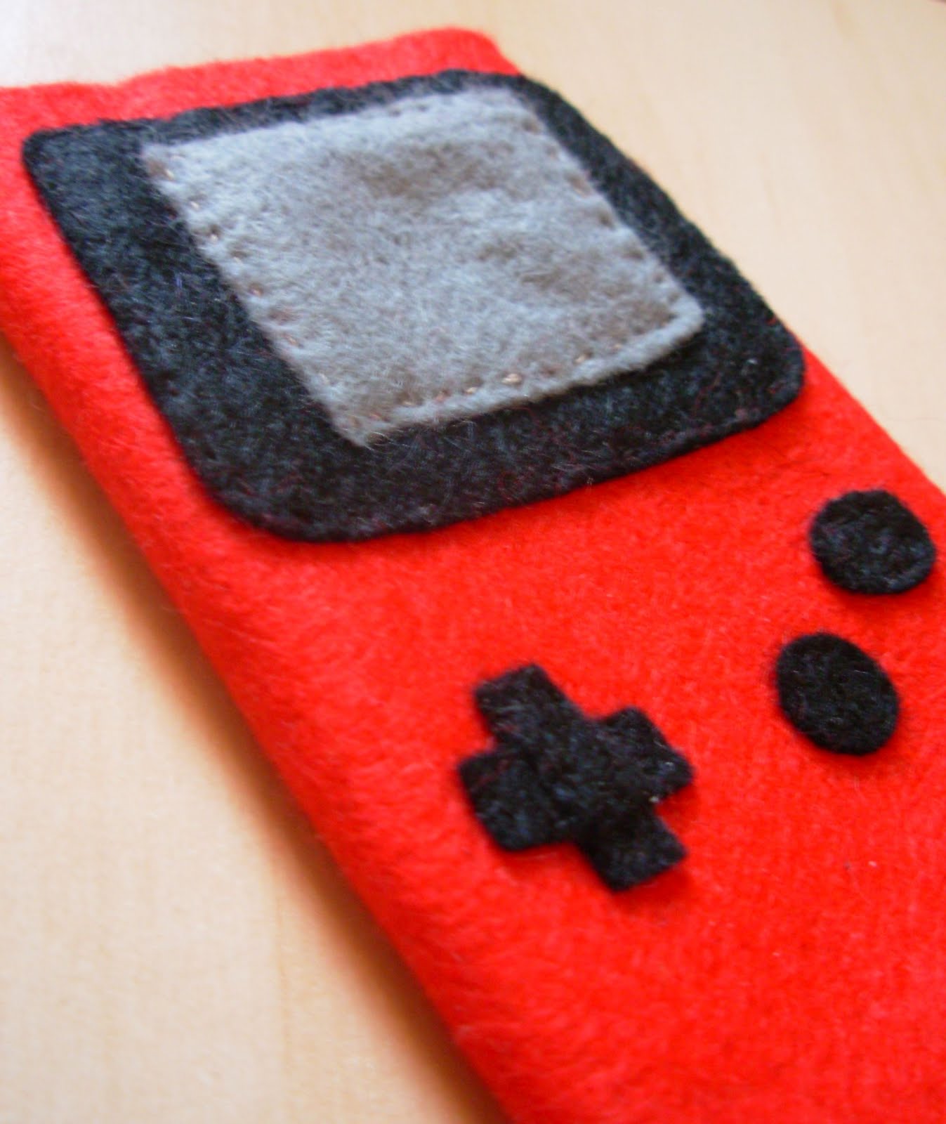 MakeShi(f)t: Felt Retro Game Mobile Cover