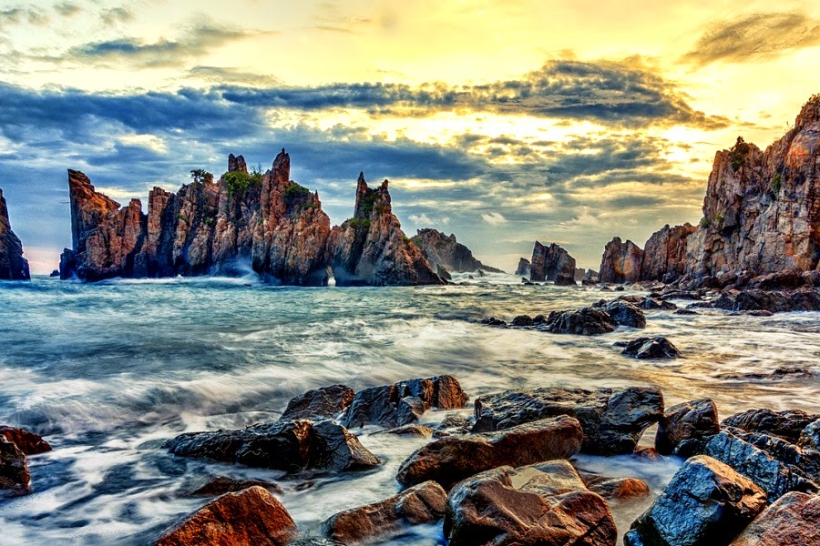 Pantai Gigi Hiu, Keindahan Tersembunyi Dibalik Gugusan Batu Karang Yang ...