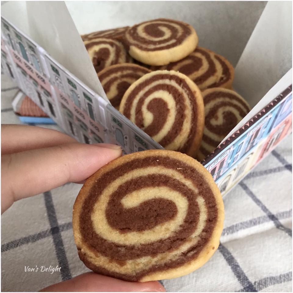 Chocolate Spiral Shortbread Cookies by Vanessa Tay‎