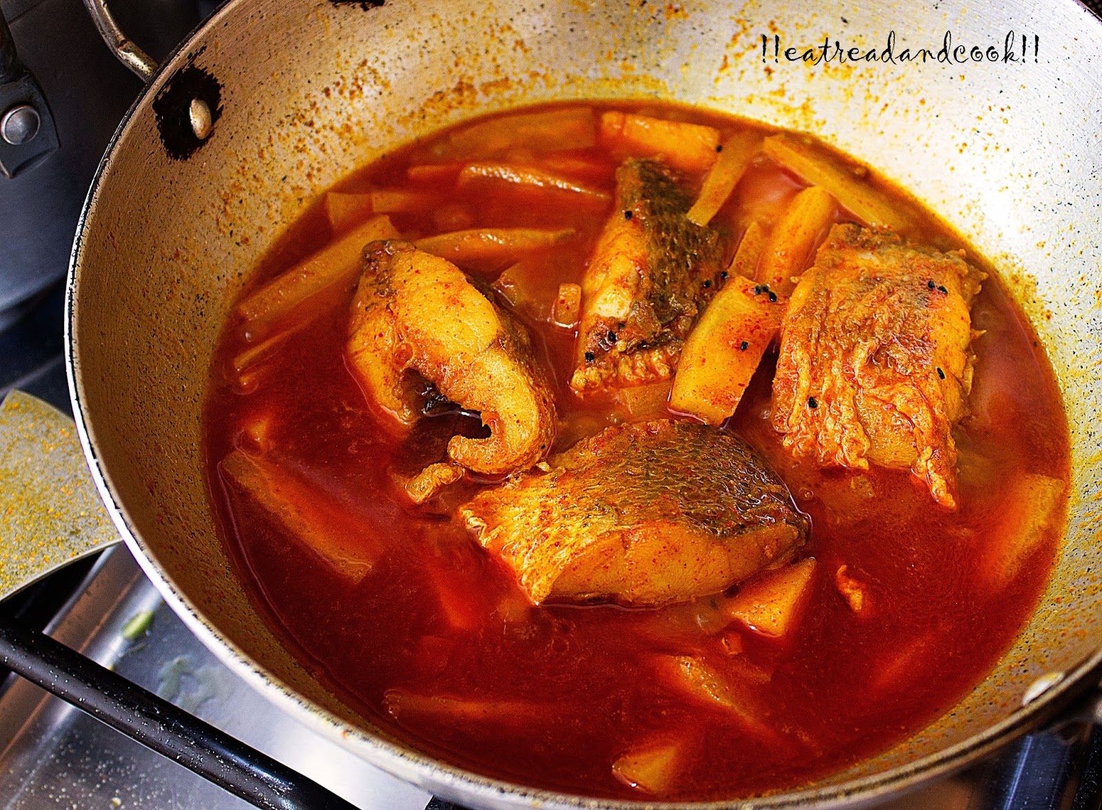 Mulo Diye Macher Jhol / Bengali Fish Curry with Radish