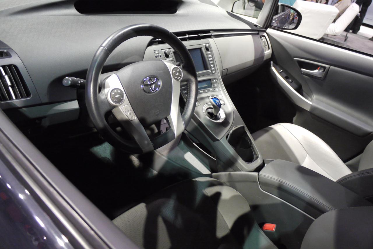 ezinecar: Toyota Prius Plus (2013)