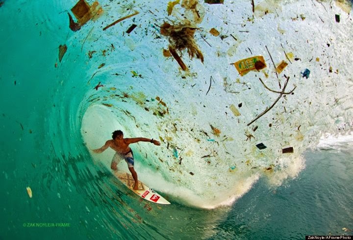 Zulia Prensa: Surfeando entre la basura en el mar de Java, Indonesia ...