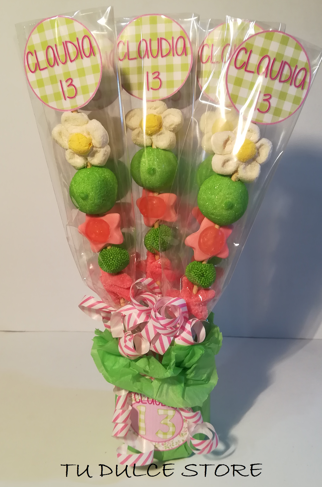 TARTA DE CHUCHES ROSA Y VERDE CON MOLINILLOS Y BROCHETAS PARA CLAUDIA