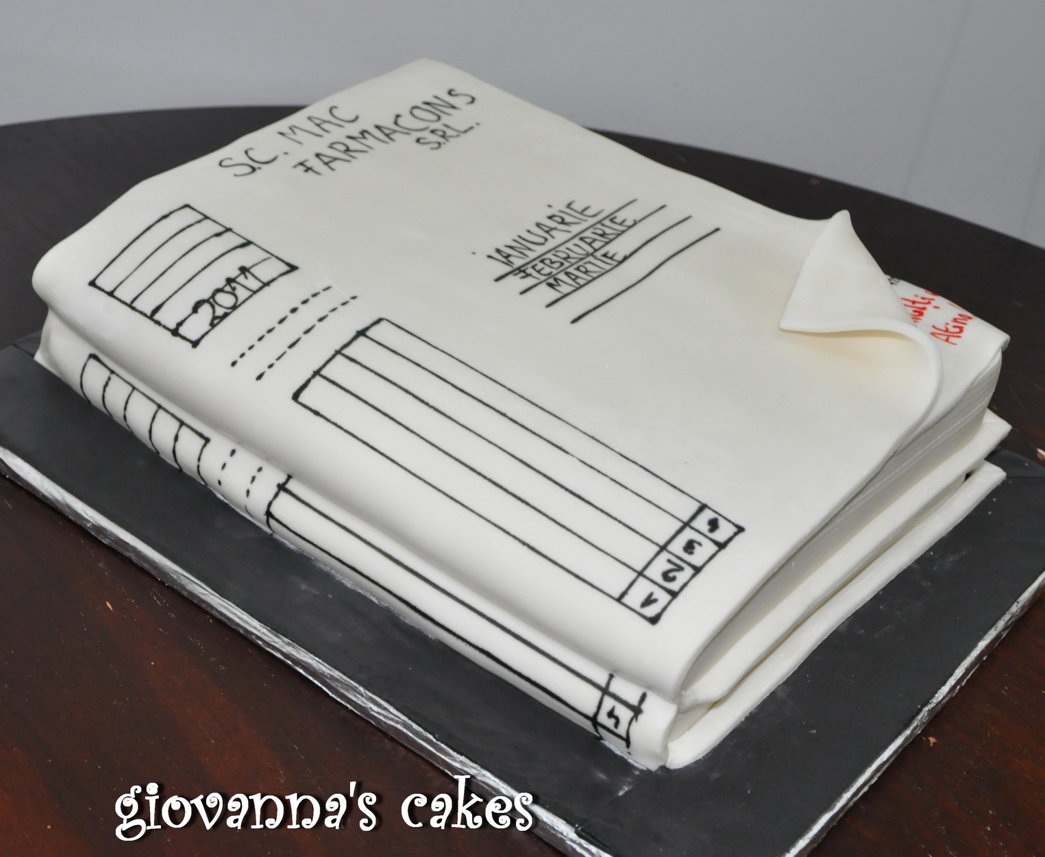 giovanna's cakes: Pile of files