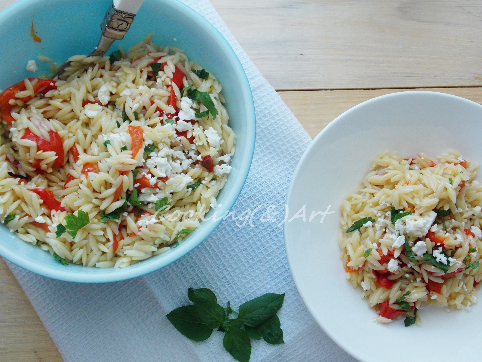 Σαλάτα με κριθαράκι, ψητές πιπεριές & φέτα / Salad with orzo, roasted ...