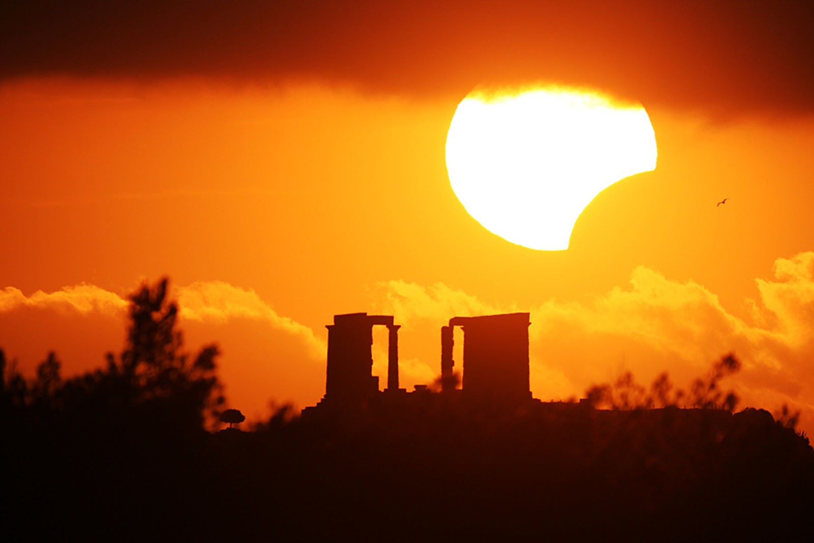 Eclipse over the Temple of Poseidon | WALPAPER