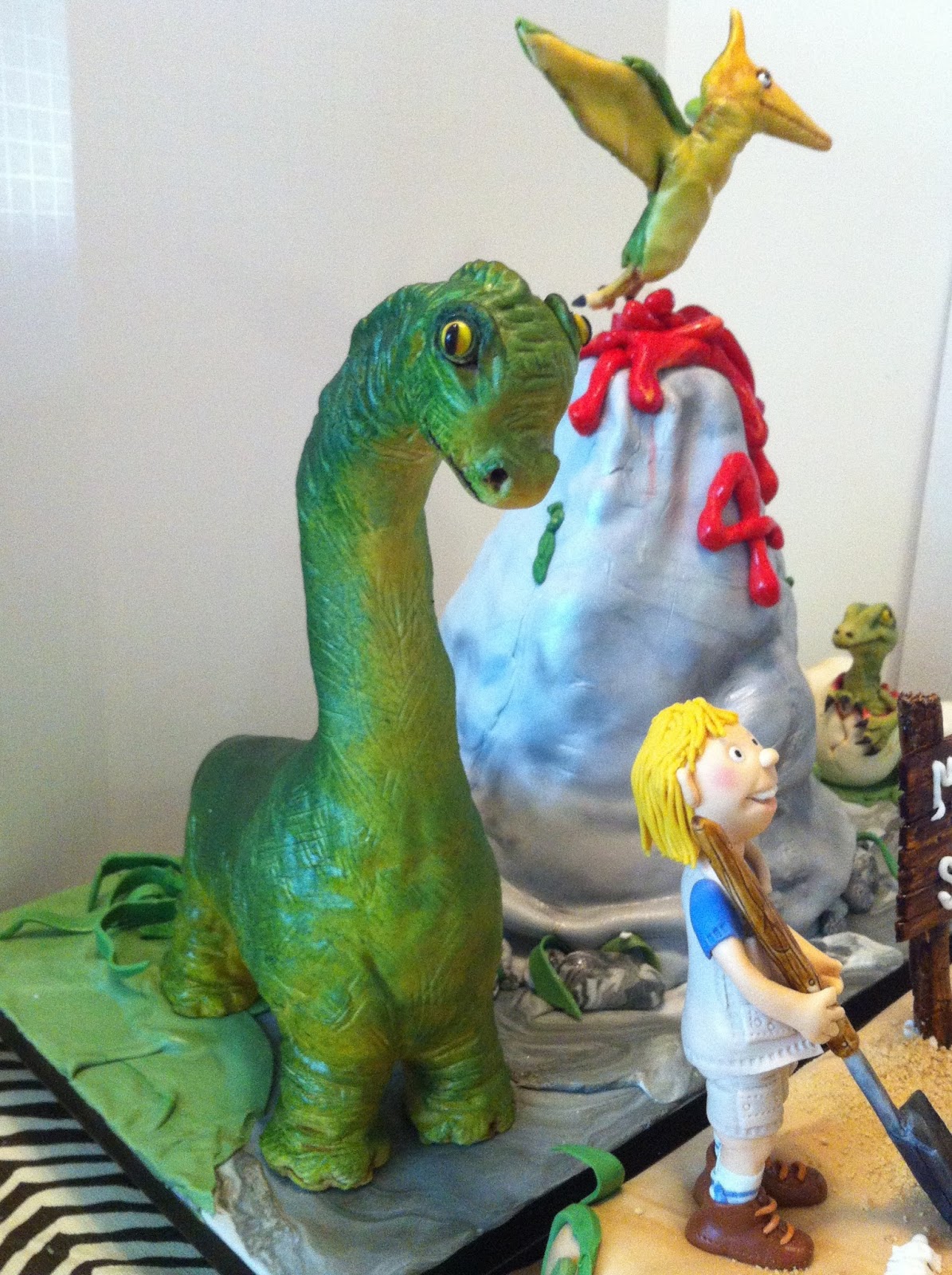 Hogan's Sweet Art: Dinosaur Dig Cake