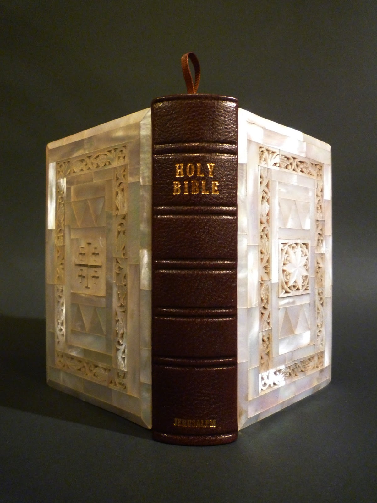 Bookbinder's Chronicle: The Holy Bible by Collins' Clear-type Press, 1950