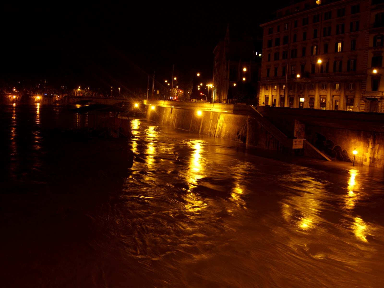LBmode: A Roma acqua di fiume Tevere rialzata. In Rome, the Tiber river ...