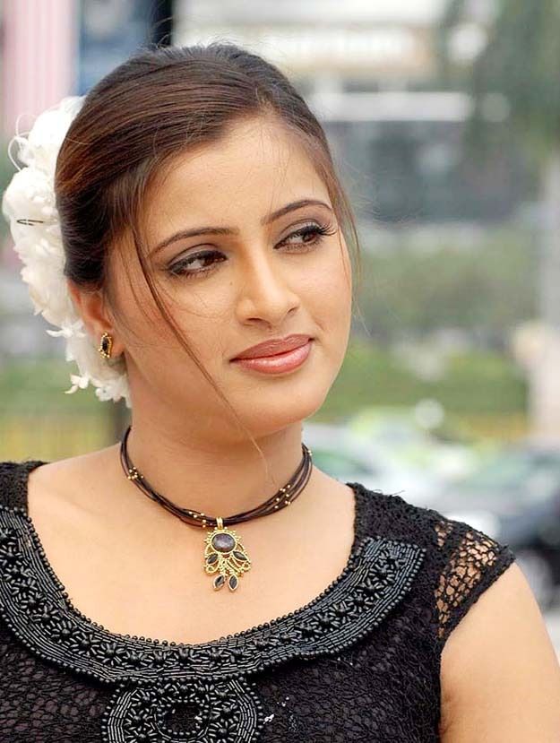 Navneet Kaur HD Images: Indian Actress Navneet Kaur Looking Hot In Mini ...