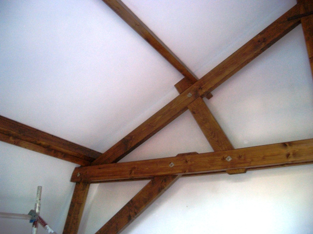 Vlierdenseweg 190: Houten spant 2e keer gebeitst