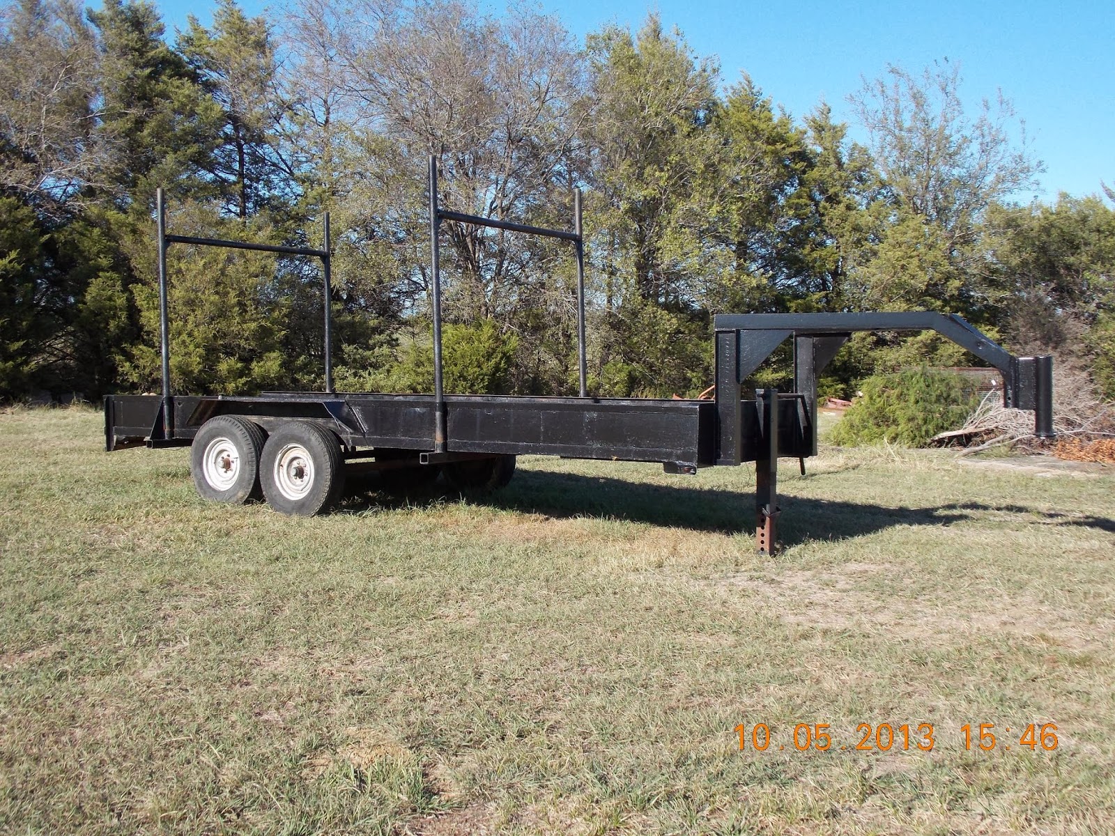 Parking Zone 82: Gooseneck Utility Trailer With Removable Pipe Rack
