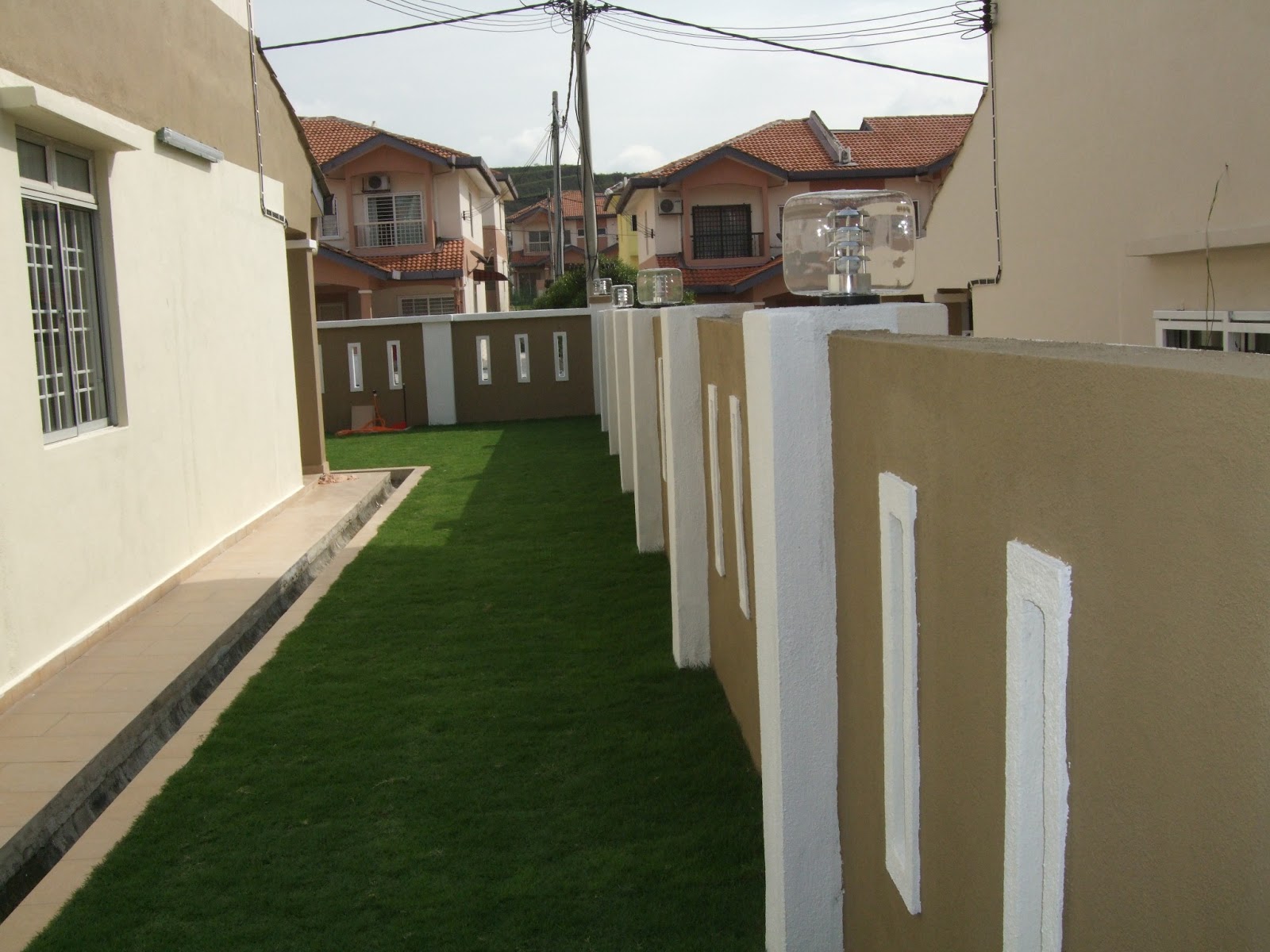 RRenovation : Kerja-kerja membina pagar konkrit serta menanam rumput