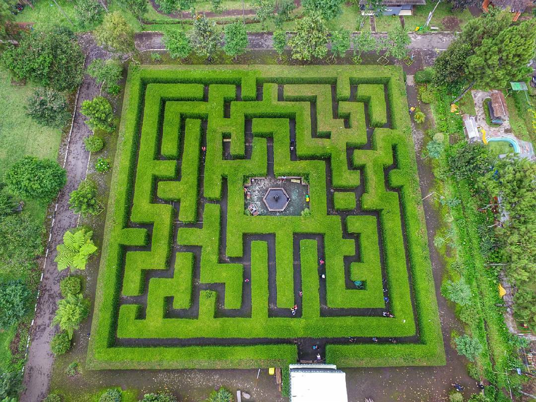 Wisata Labirin di Malang - Furqoni Aziz