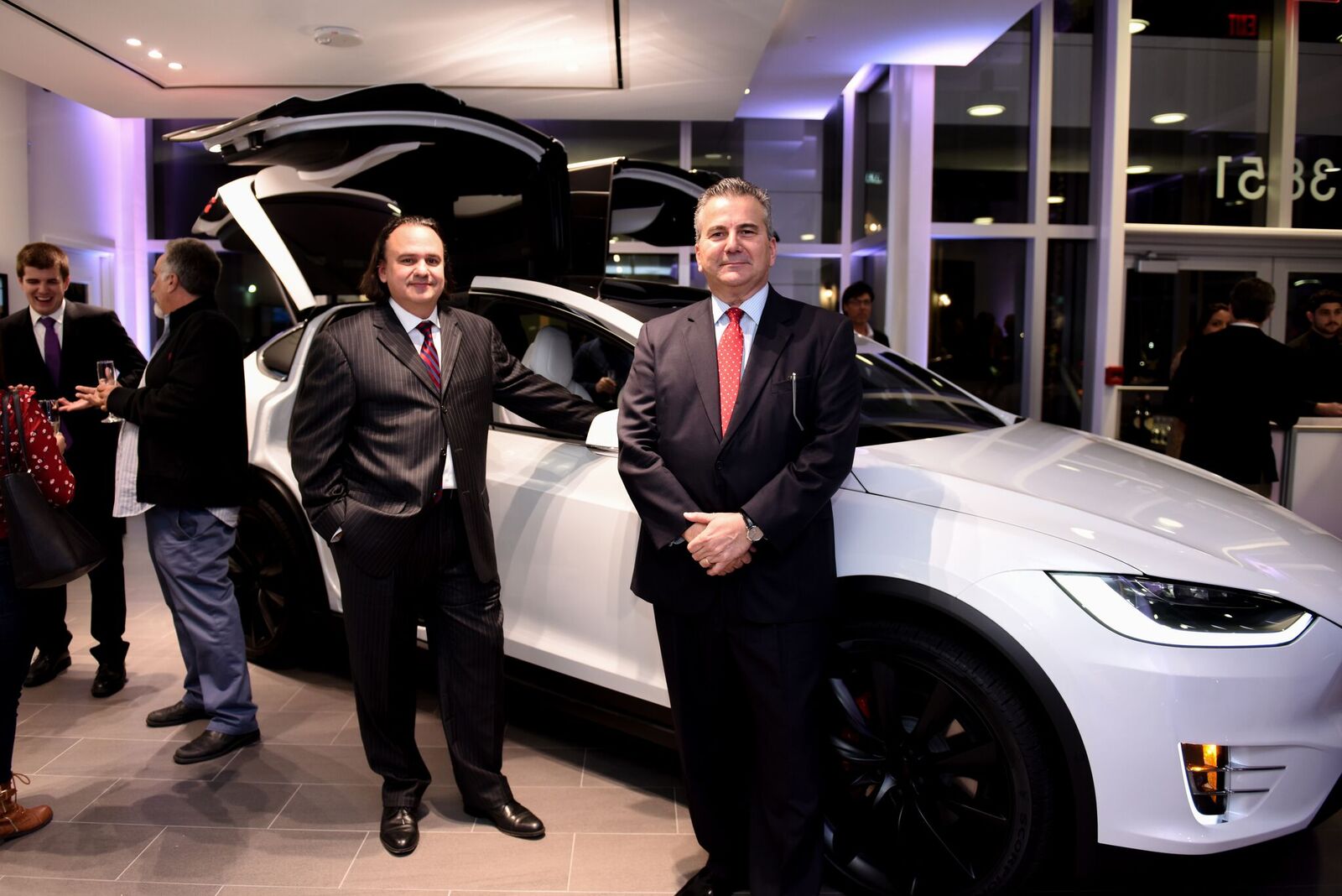 Direto dos USA: Tesla inaugura loja em Coral Gables na Flórida.