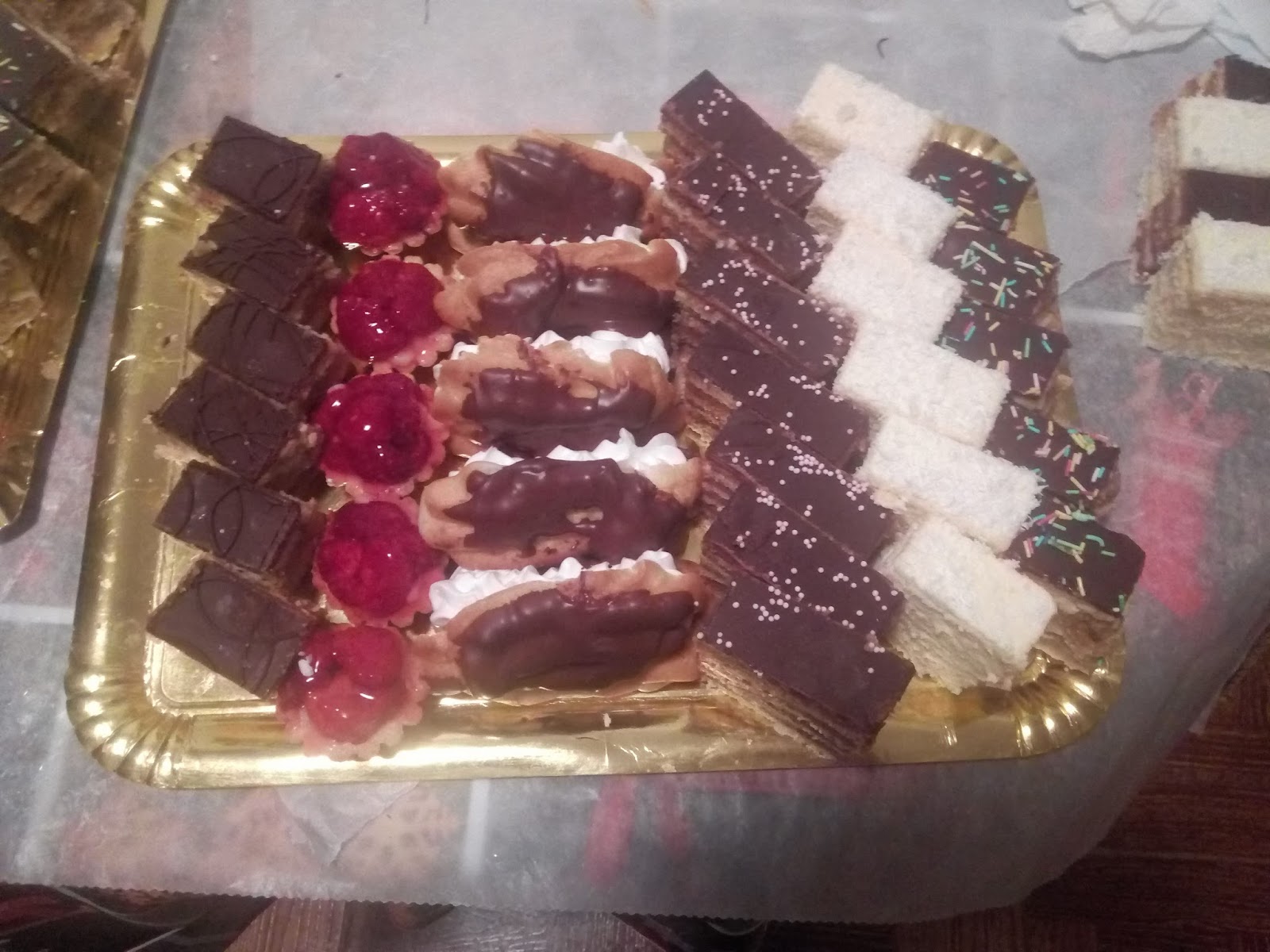 Tort si prajituri Andrea : Platou cu ptajituri asortate