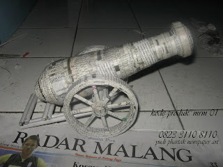 MINIATUR MERIAM KUNO DARI KORAN BEKAS