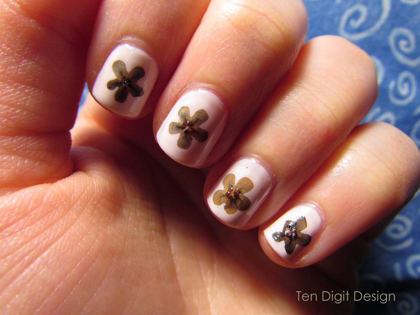 Ten Digit Design: Forget-me-not Nails