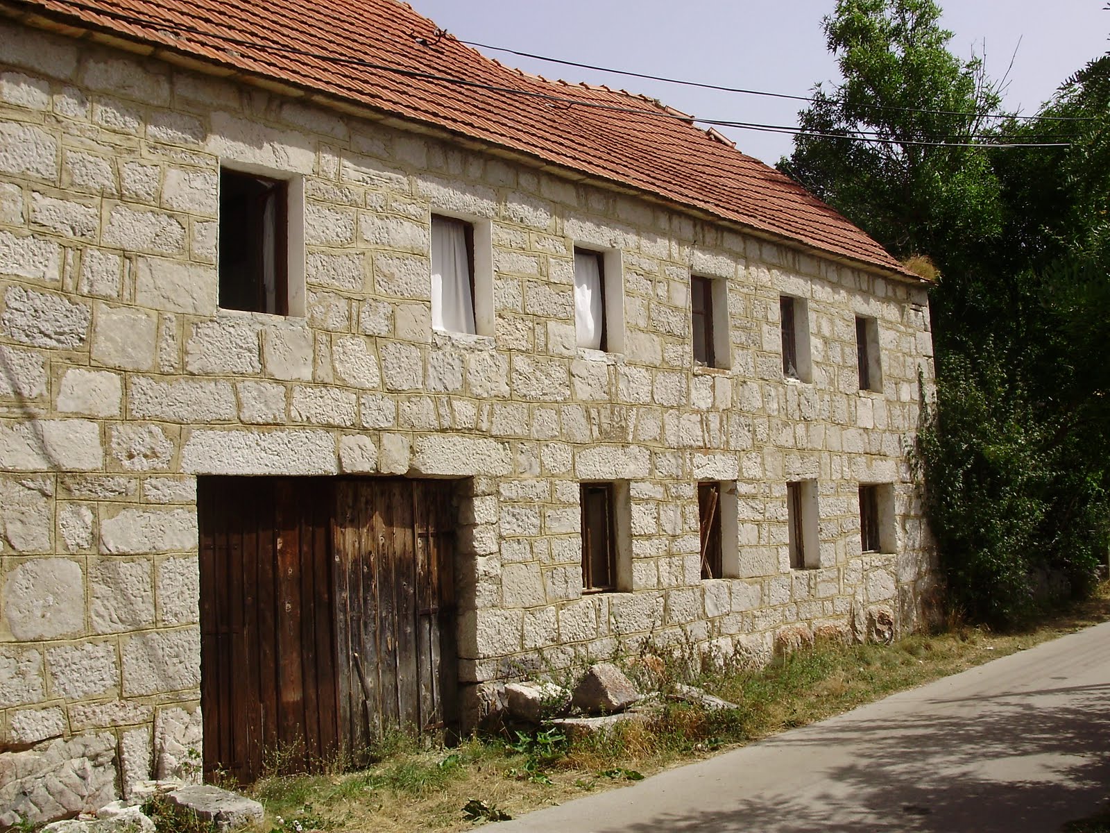 FOSILI - HERCEGOVINA: TURIZAM; Hercegovački suhozid (duvar) i kamene kuće