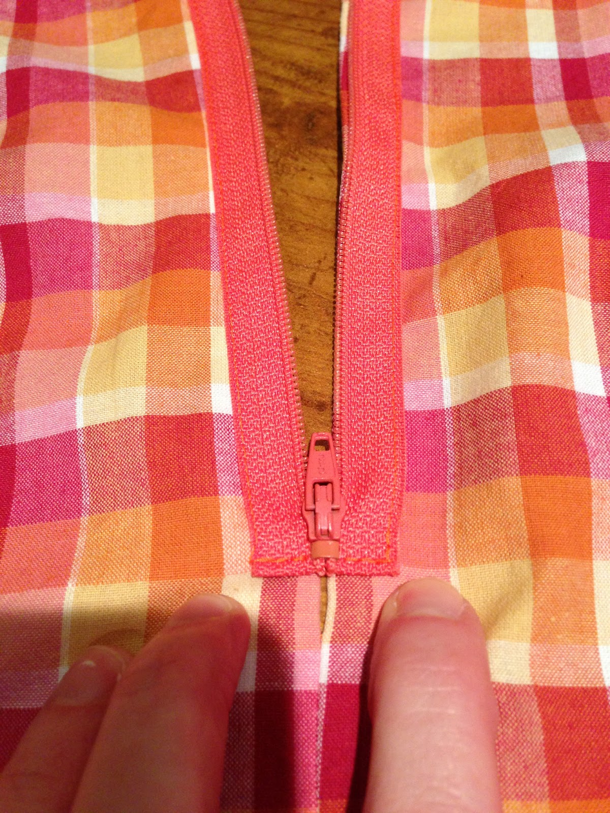 Living la vida loca: Exposed Zipper Tutorial - For the Lazy Sewist