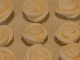 Small Cakes: Fondant Ribbon Roses Tutorial