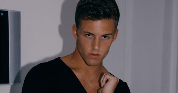 Hunksinswimsuits: Jason gets cheeky: Hot model