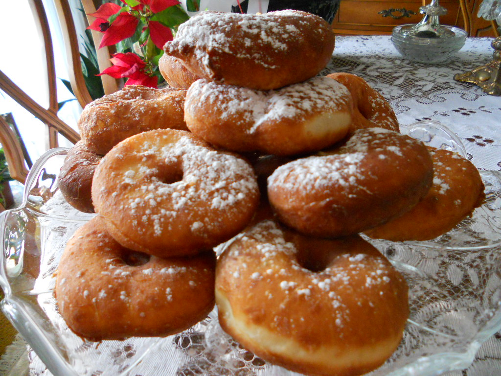 THE HOT HUNGARIAN CHEF: Hungarian Raised Doughnuts - Magyar Fánk