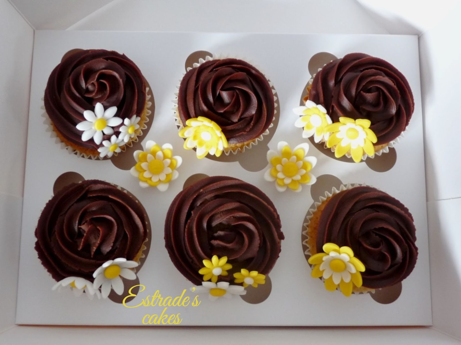 Estrade's cakes: CUPCAKES CON FLORES PARA UN CUMPLE