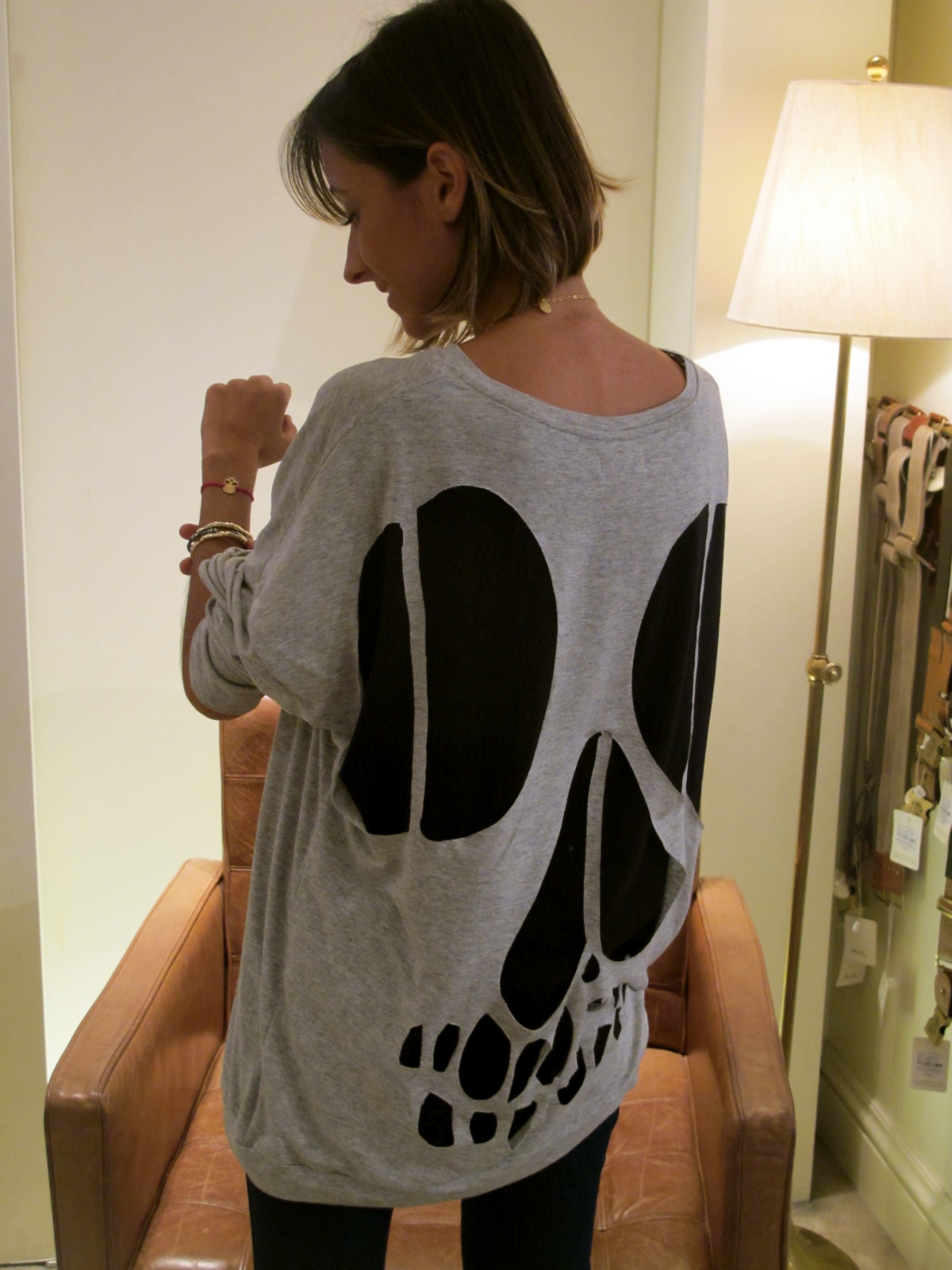 LuBeca: Blusa rasgada nas costas