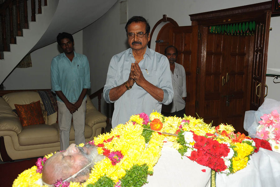 Tollywood Pays Homage to Tripuraneni Maharadhi
