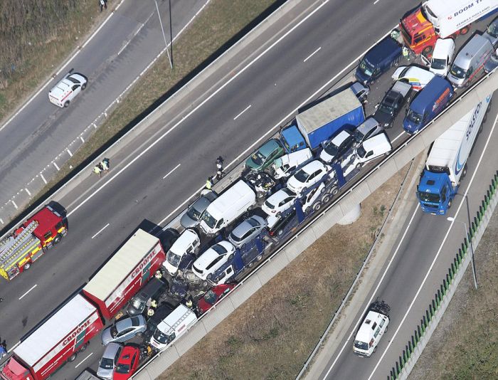 The ogrish world: Huge Traffic accident in UK